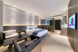 Quarto Duplo Superior | Minibar, cofre no quarto, secretária, cortinas/cortinados opacos