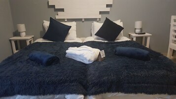 Com decoração personalizada, com mobília individualizada, secretária 