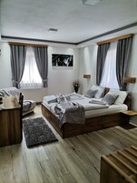 Quarto luxo, 1 cama Queen, para não fumantes | Cofres nos quartos, escrivaninha, Wi-Fi de cortesia, roupa de cama