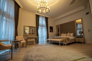 Quarto Deluxe, Vista para a cidade | Cofre no quarto, cortinas/cortinados opacos, quartos insonorizados 