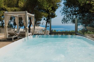Suite Deluxe, banheira de hidromassagem, vista para o mar | Minibar, cofre no quarto, secretária, berços/camas para crianças grátis 
