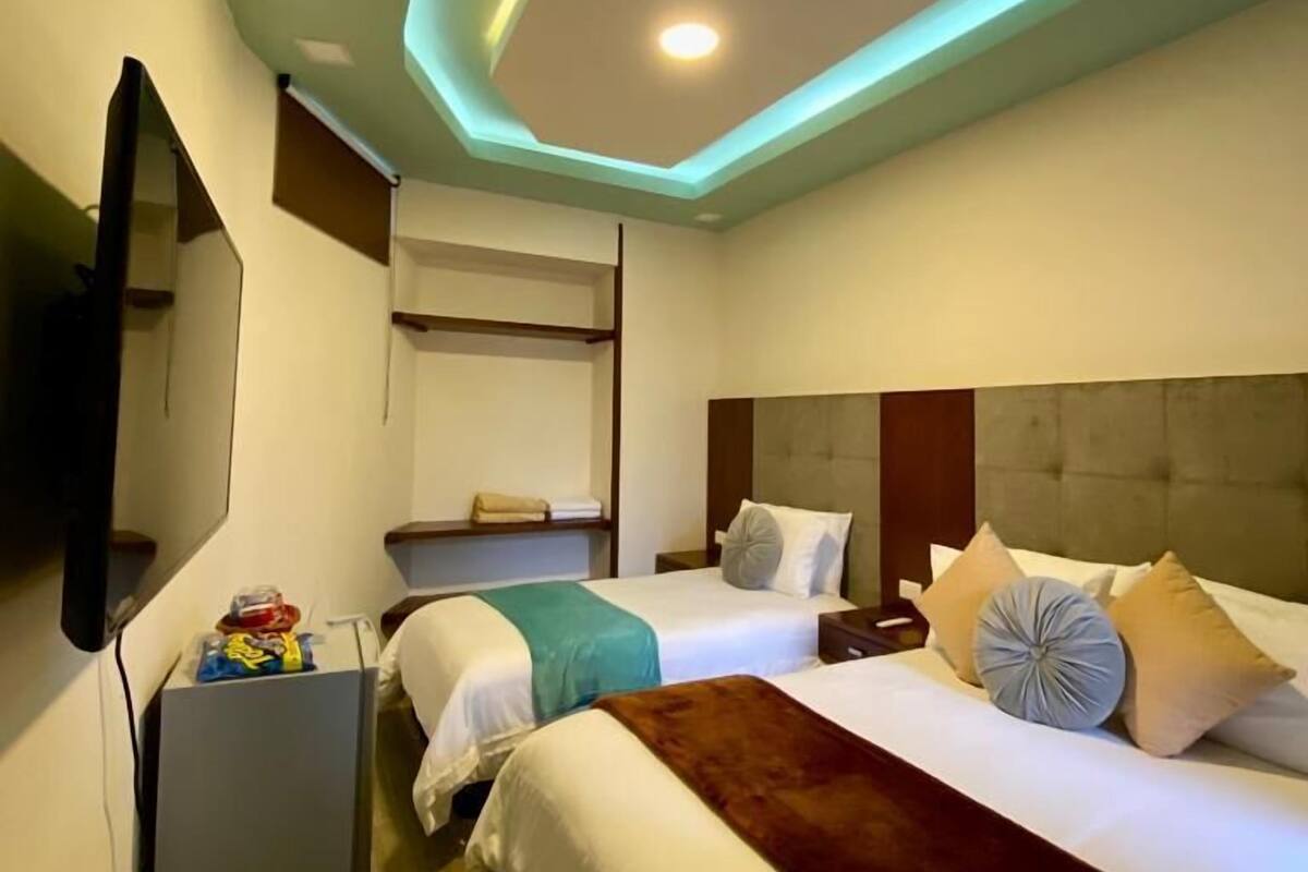 Quarto Triplo Standard, 1 quarto | Lençóis de algodão egípcio, roupa de alta qualidade, edredões de penas 
