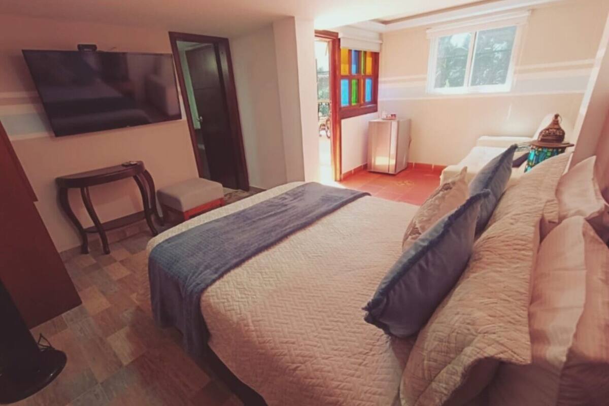 Quarto Duplo Standard, 1 cama de casal | Lençóis de algodão egípcio, roupa de alta qualidade, edredões de penas 
