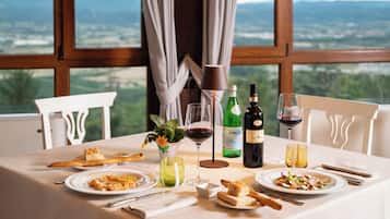 Jantares servidos, cozinha italiana, com vista para o jardim