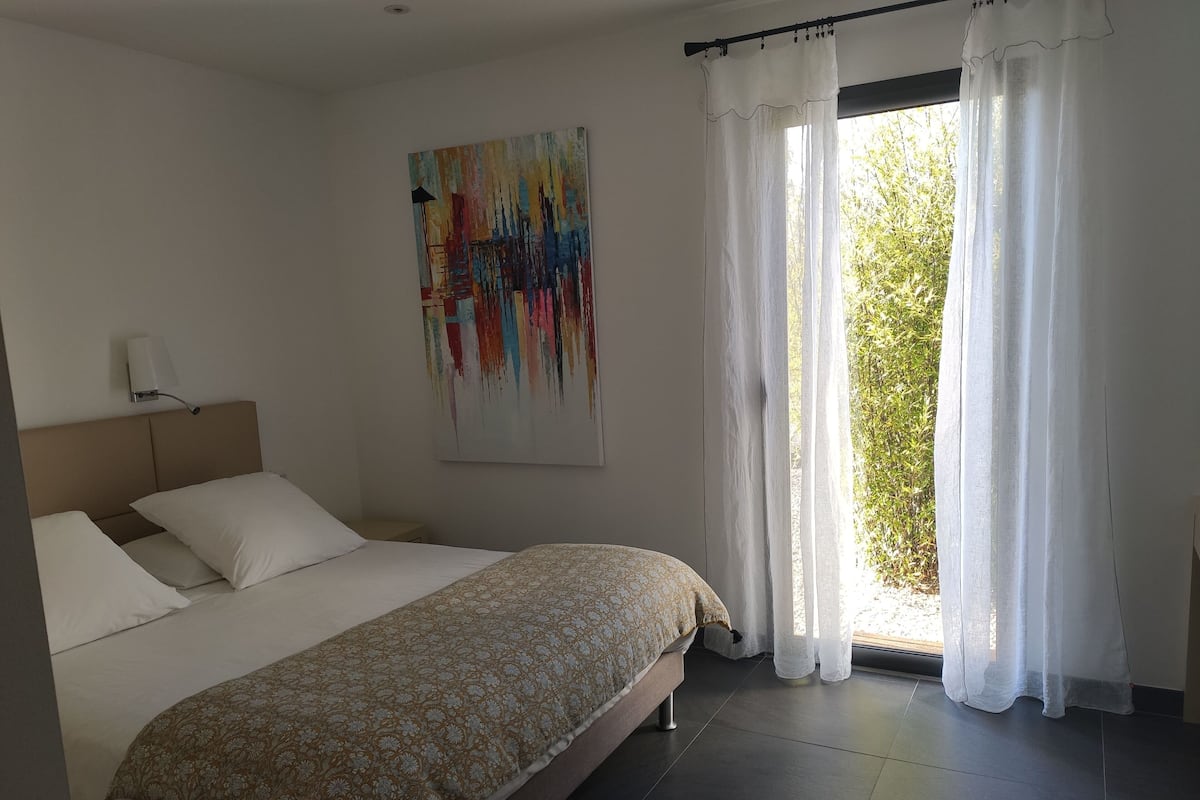 Quarto Deluxe, 1 cama queen-size, não fumadores, vista para o jardim | 3 quartos, lençóis de algodão egípcio, roupa de alta qualidade
