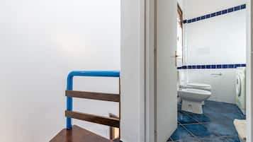 Apartamento, 2 quartos | Banheiro | Chuveiro, chuveiro com efeito de chuva, secador de cabelo, bidê