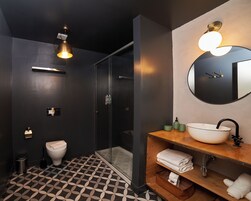 Suite | Casa de banho | Um polibã, sabão, champô, papel higiénico 
