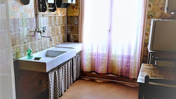 Quarto Duplo, 1 cama queen-size, não fumadores (Anais) | Kitchenette privada | Um frigorífico, uma placa de cozinha, uma cafeteira/bule