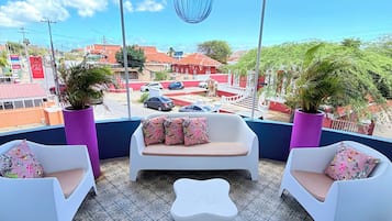 Terraço com espreguiçadeiras