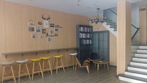Um interior moderno com parede de madeira, estante e escada.