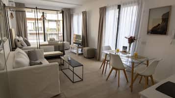 Estúdio Deluxe | Sala de estar | Televisor de ecrã plano de 32 polegadas com canais por cabo, televisor