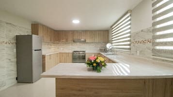 Vila superluxo | Cozinha privada | Máquina de café expresso, talheres/pratos/utensílios de cozinha