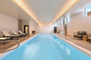 Piscina interior, da(s) 8:00 à(s) 23:00, espreguiçadeiras 