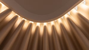 Teto com linhas paralelas que formam um padrão de luz e sombra.