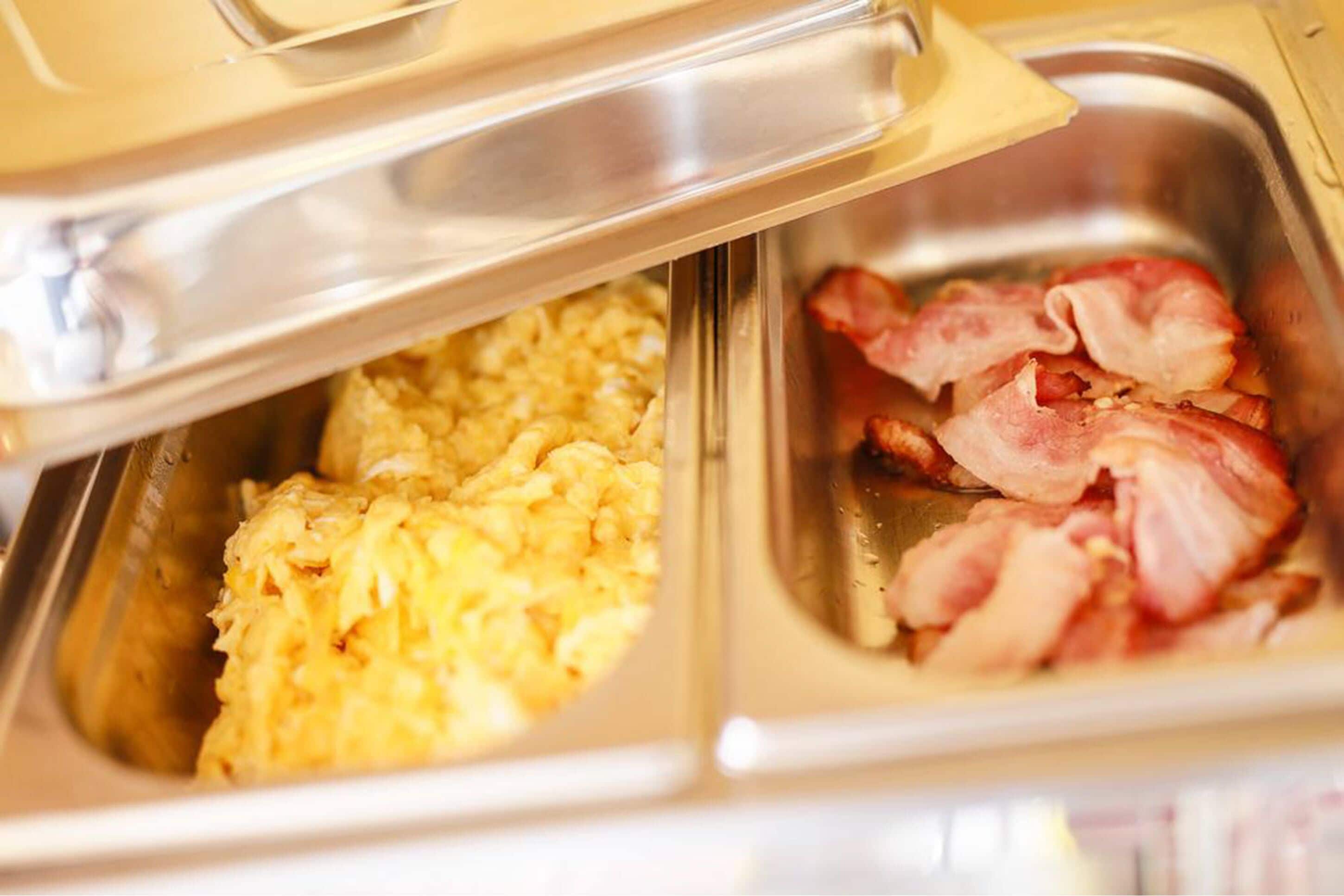 Buffet com ovos mexidos e bacon.