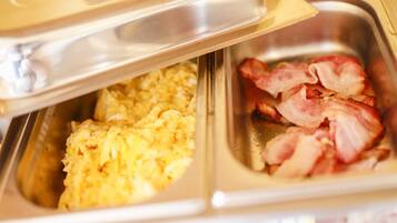 Buffet com ovos mexidos e bacon.