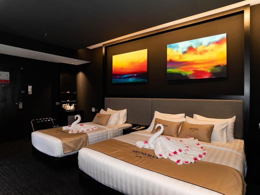 Escrivaninha, cortinas blackout, Wi-Fi de cortesia, roupa de cama