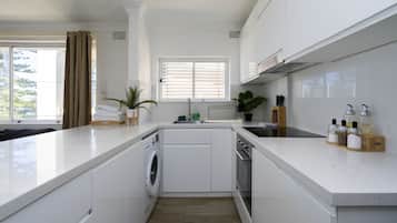 Apartamento exclusivo, 2 quartos, para não fumantes, vista para a praia | Cozinha privada | Geladeira grande, micro-ondas, fogão, cooktop