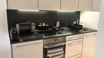 Apartamento Premium, 1 cama de casal, não fumadores | Cozinha privada | Um frigorífico/congelador grande, um micro-ondas, um forno