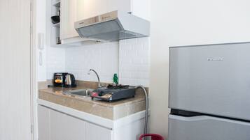 Quarto | Kitchenette privada | Um frigorífico, uma placa de cozinha, uma panela elétrica de arroz