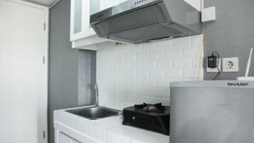 Quarto | Cozinha privada | Geladeira, cooktop, panela elétrica de arroz