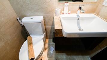 Quarto | Casa de banho | Um polibã, toalhas fornecidas