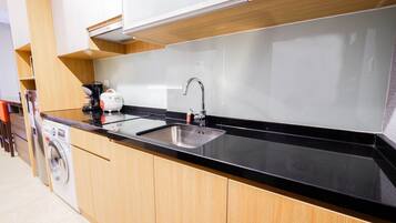 Quarto | Kitchenette privada | Um frigorífico, um micro-ondas, uma placa de cozinha