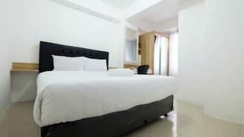 Um quarto moderno com uma cama grande, um cabeceiro de madeira e uma pequena mesa de cabeceira.