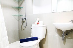 Quarto | Casa de banho | Um polibã, toalhas fornecidas