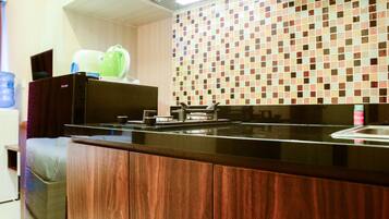 Quarto | Cozinha privada | Geladeira, cooktop, talheres/pratos/utensílios de cozinha
