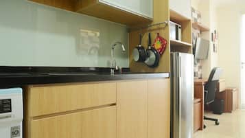 Quarto | Cozinha americana privada | Geladeira, micro-ondas, cooktop, chaleira elétrica