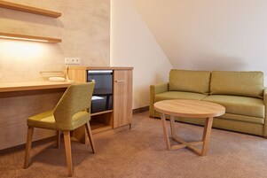 Quarto casal ou duplo superior, para não fumantes | Área de estar | Smart TV