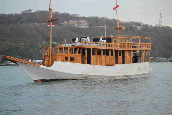 Boat Charter Km.caroline - East Nusa Tenggara