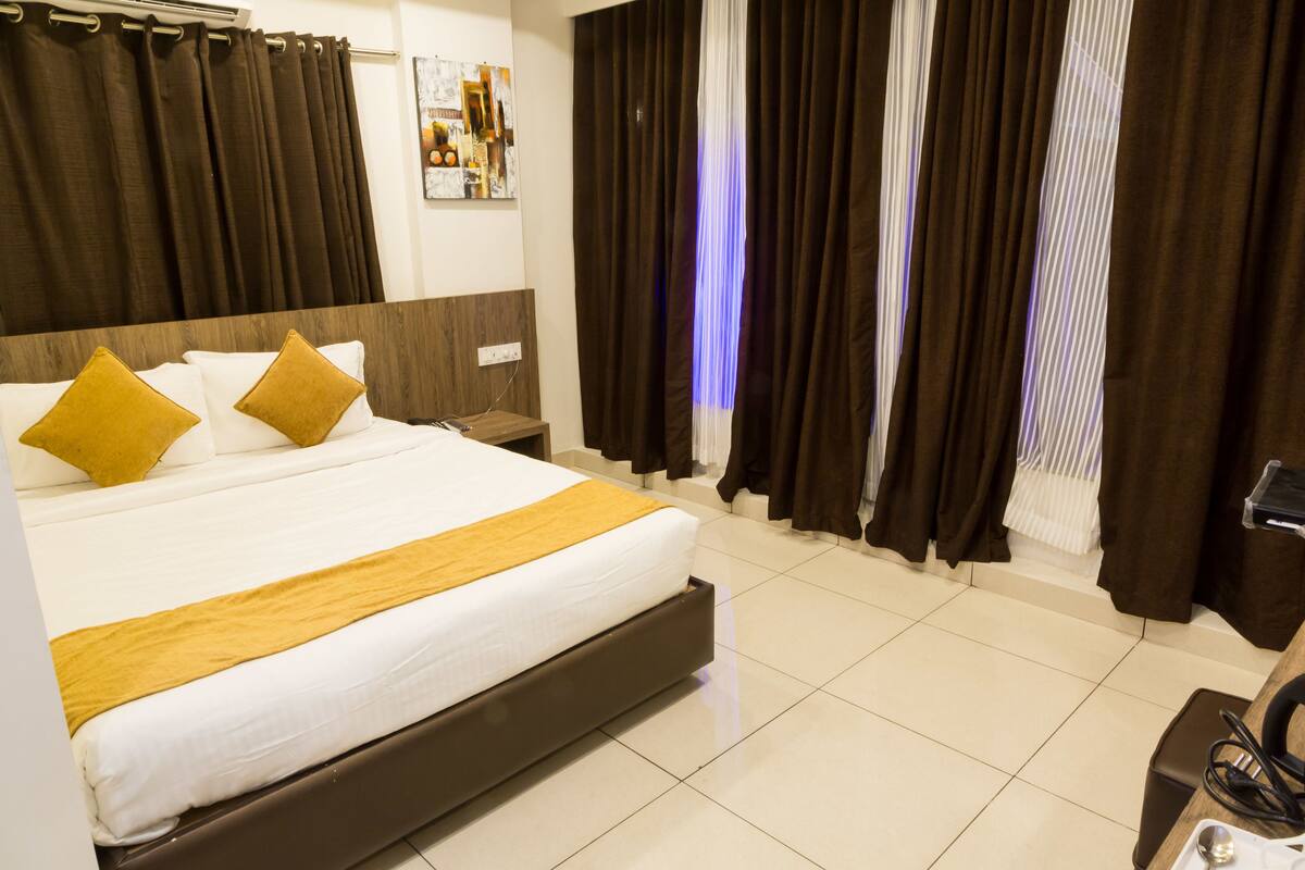 1 quarto, com mobília individualizada, secretária