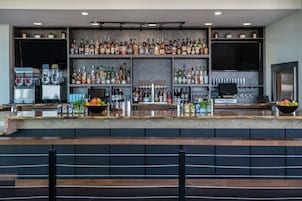 Este bar no terraço do hotel 