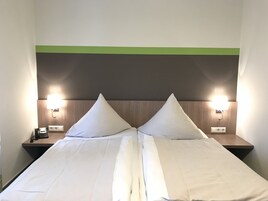 Minibar, secretária, cortinas/cortinados opacos, ferro/tábua de engomar 