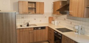 Fogão, lava-louças, talheres/pratos/utensílios de cozinha