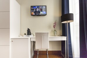 Quarto casal superior, banheiro privativo, vista para a cidade