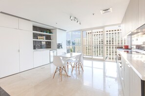 Cobertura luxo, 4 quartos | Cozinha privada | Geladeira grande, micro-ondas, fogão, cooktop