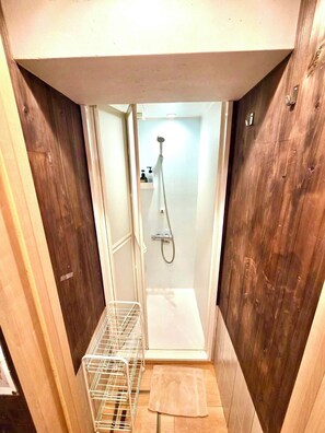 Dormitório Partilhado, em dormitório misto, não fumadores | Casa de banho | Um polibã, um secador de cabelo, chinelos, um bidé 