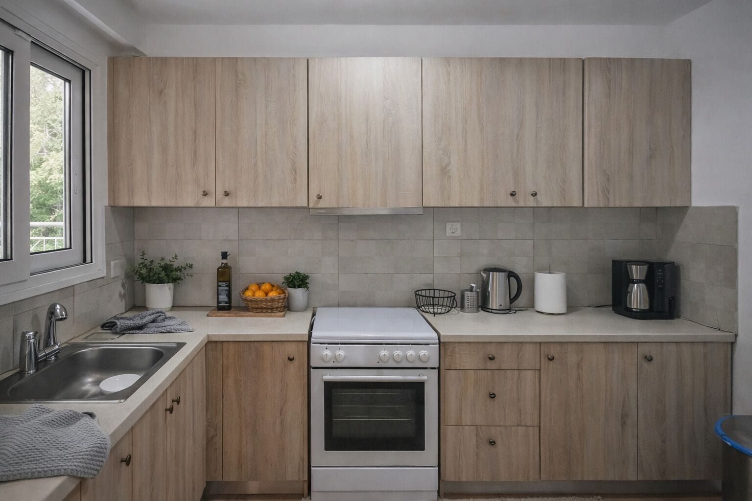 Apartamento | Cozinha privada | Geladeira grande, cooktop, cafeteira/chaleira, chaleira elétrica