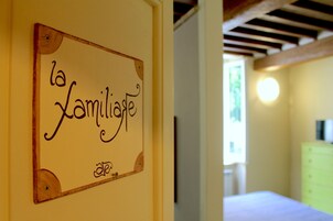 Um sinal na parede com o texto 'la Familiage', indicando um alojamento para famílias.