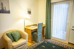 Quarto solteiro conforto, vista para o jardim | Roupas de cama premium, cortinas blackout, quartos à prova de som