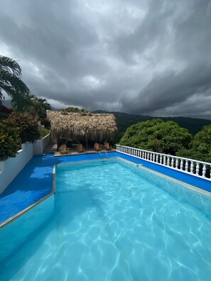 Piscina exterior, espreguiçadeiras 
