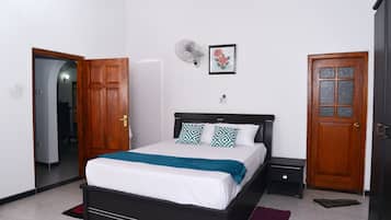 Quarto Deluxe, fumadores, vista para a montanha | Cofre no quarto, ferro/tábua de engomar, Wi-fi grátis