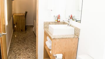 Quarto empresarial, 1 cama de casal, para não fumantes | Banheiro | Chuveiro, produtos de toalete grátis, toalhas de banho