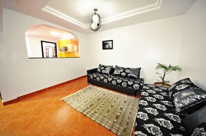 Cofre no quarto, ferro/tábua de engomar, roupa de cama fornecida 