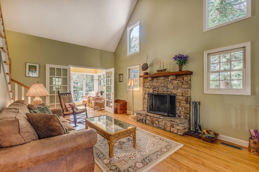 Cozy Mountain Top Cabin 13 Acres Near Dupont State Forest-pet Friendly-wifi- Ev - North Carolina