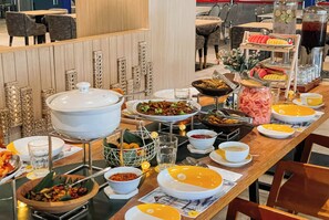 Serviço de café da manhã, almoço, jantar; vistas para a piscina