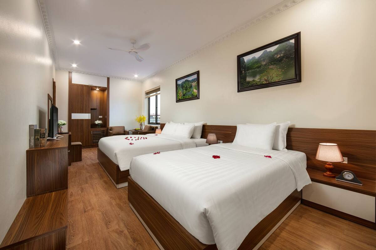 Quarto família, vista para a cidade | 1 quarto, roupas de cama premium, frigobar, cofres nos quartos